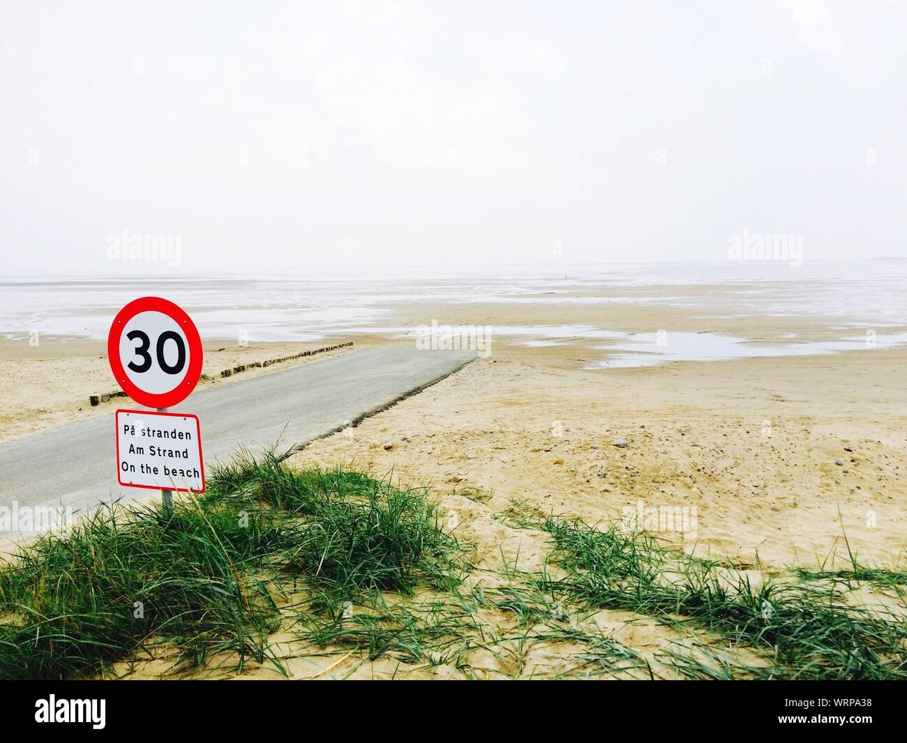 30 speed sign hi-res stock photography and images - Alamy