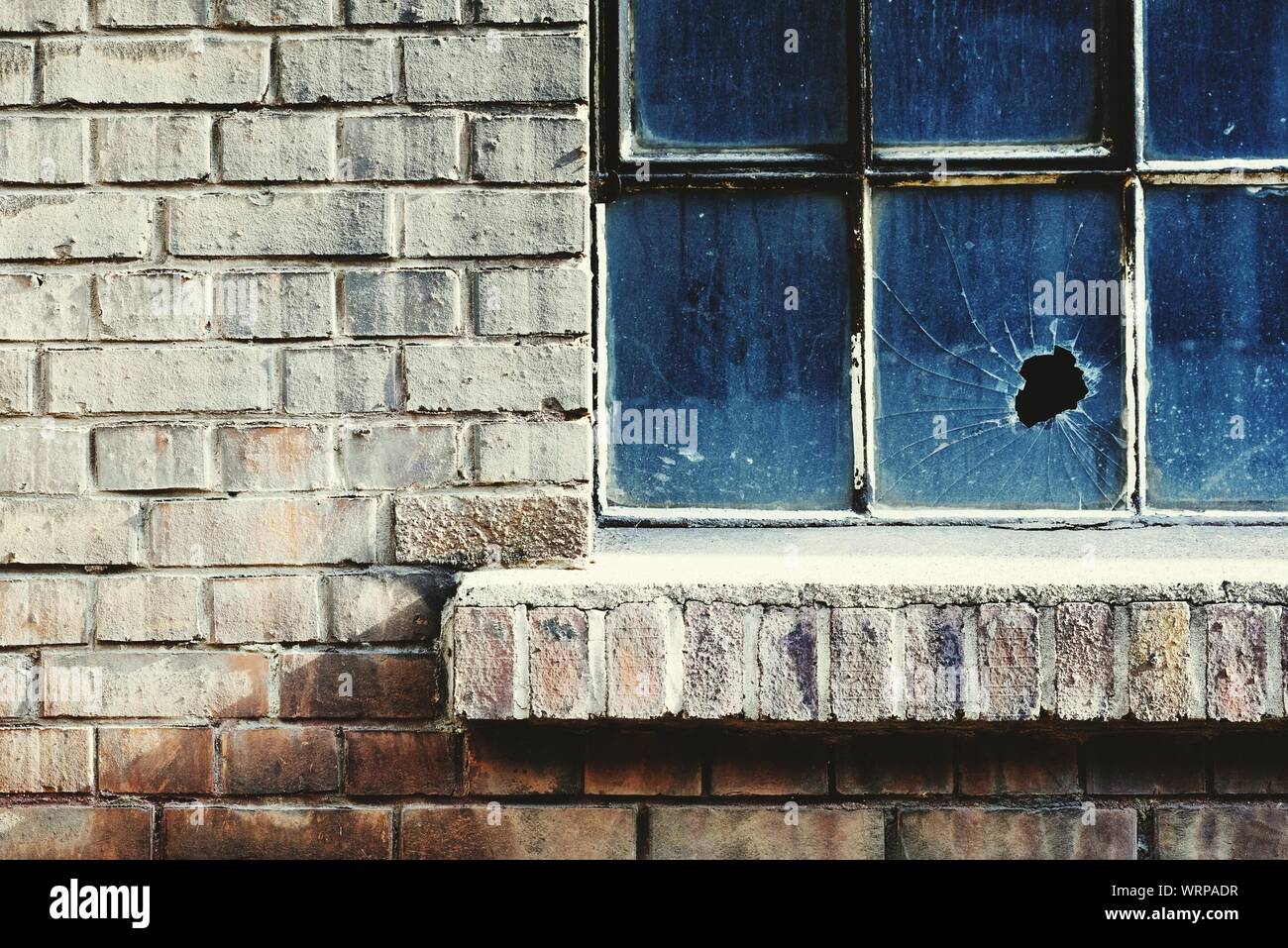 Day exterior broken glass hi-res stock photography and images - Alamy