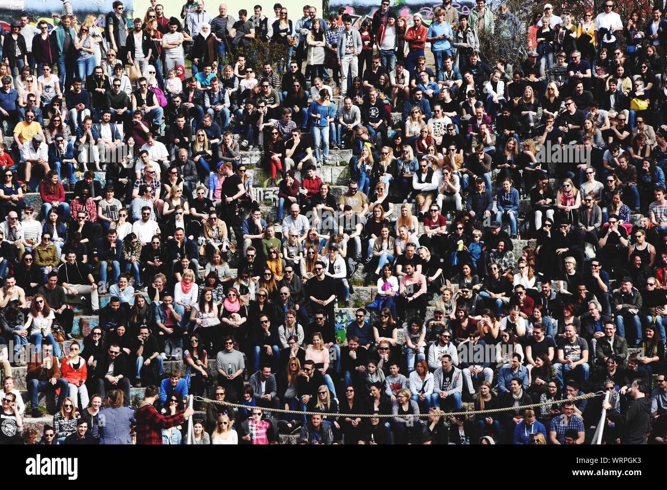 Crowd in stadium hi-res stock photography and images - Alamy