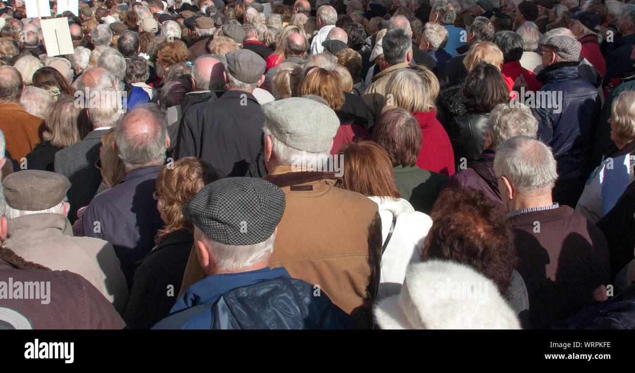 City street crowd hi-res stock photography and images - Alamy