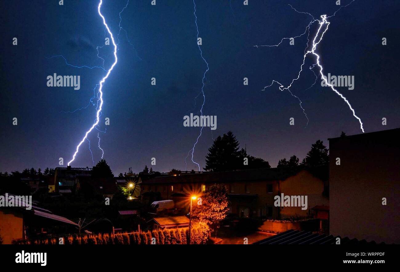 Lightning over house hi-res stock photography and images - Alamy