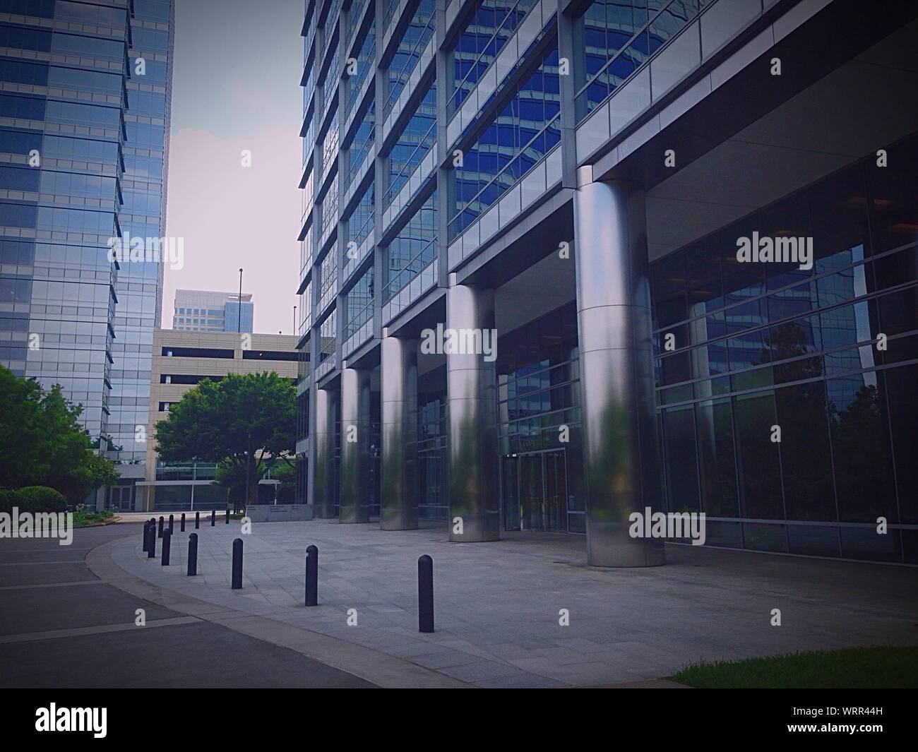 Modern building with columns hi-res stock photography and images - Alamy