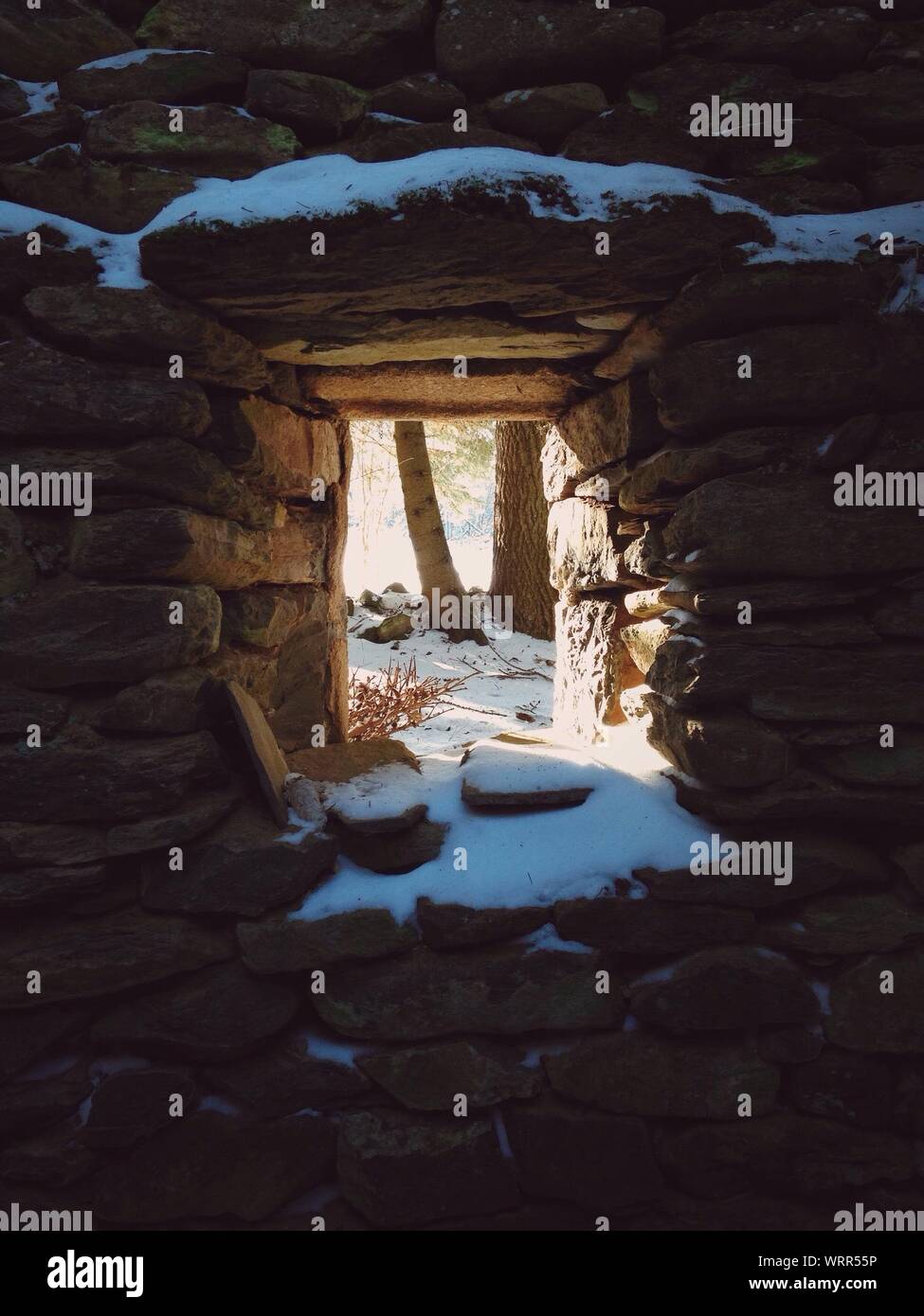 Stone wall and snow hi-res stock photography and images - Alamy