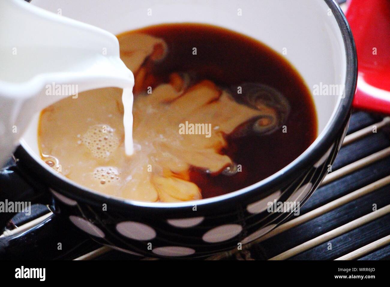 Milk pouring into tea hi-res stock photography and images - Alamy
