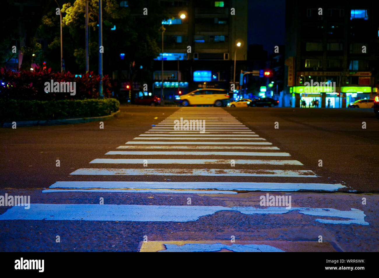 Street crossing lines hi-res stock photography and images - Alamy