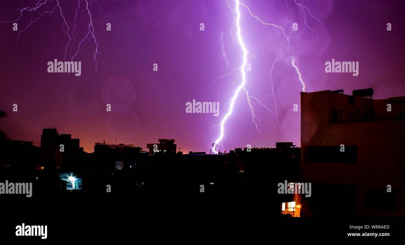 Lightning thunderstorm city hi-res stock photography and images - Alamy