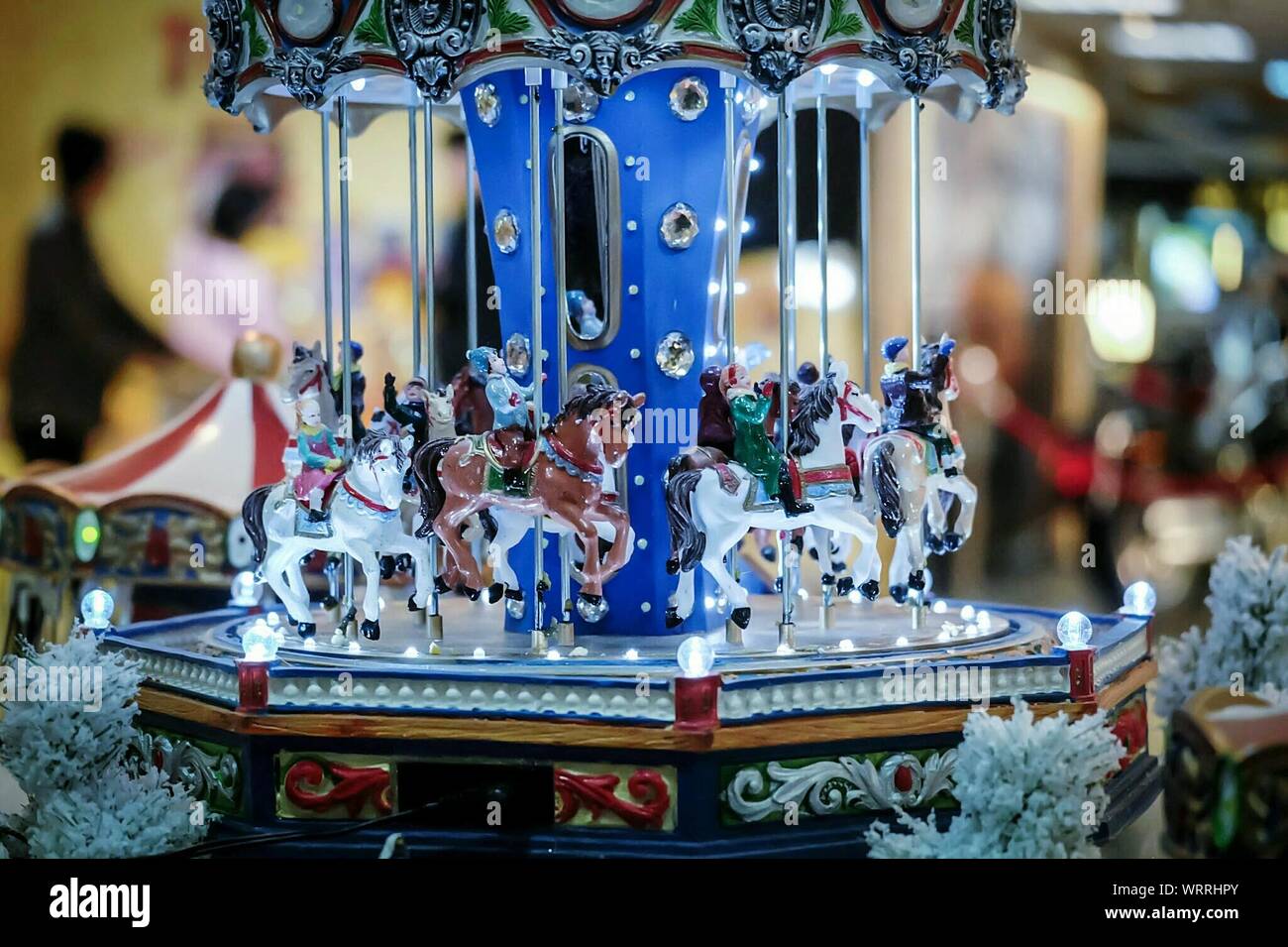 Illuminated shopping mall hi-res stock photography and images - Alamy