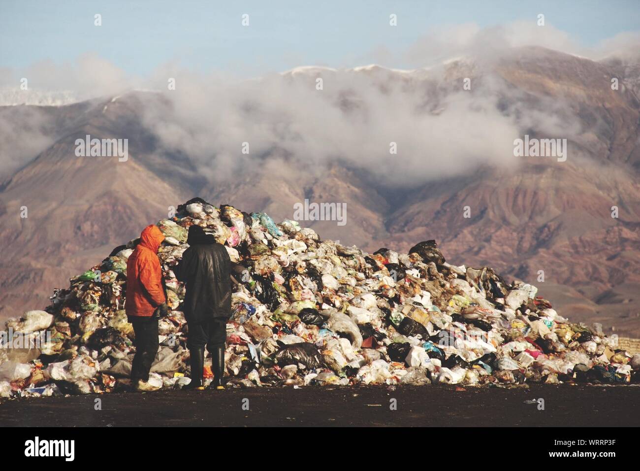 Garbage mountain mountains hi-res stock photography and images - Alamy
