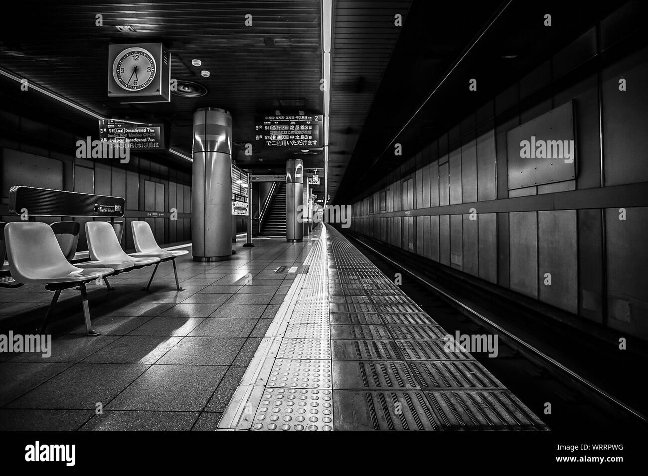 Empty railroad station night architecture hi-res stock photography and ... Empty railroad station night architecture hi-res stock photography and ...