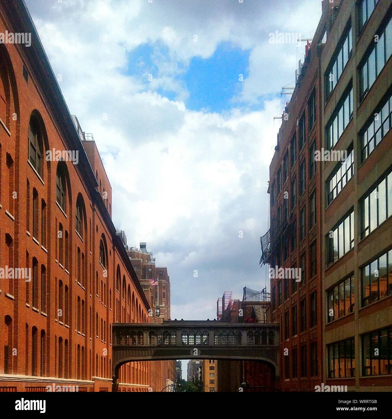 Walkway between buildings hi-res stock photography and images - Alamy