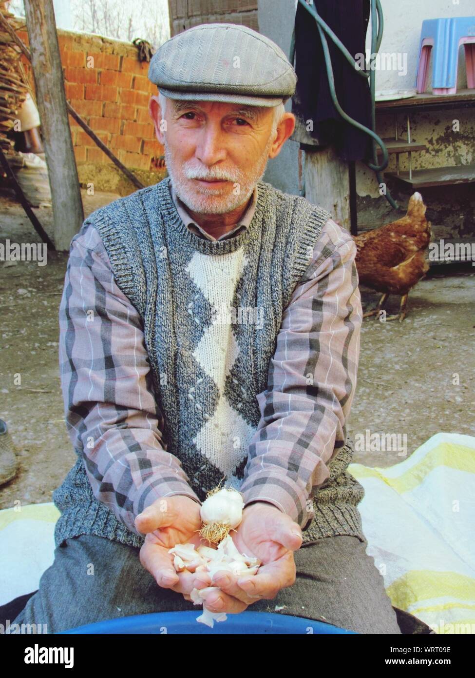 Man garlic hi-res stock photography and images - Alamy