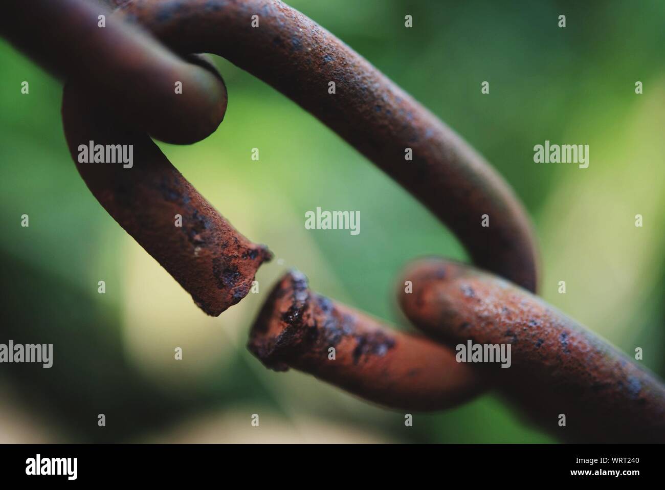Broken rusty chain hi-res stock photography and images - Alamy