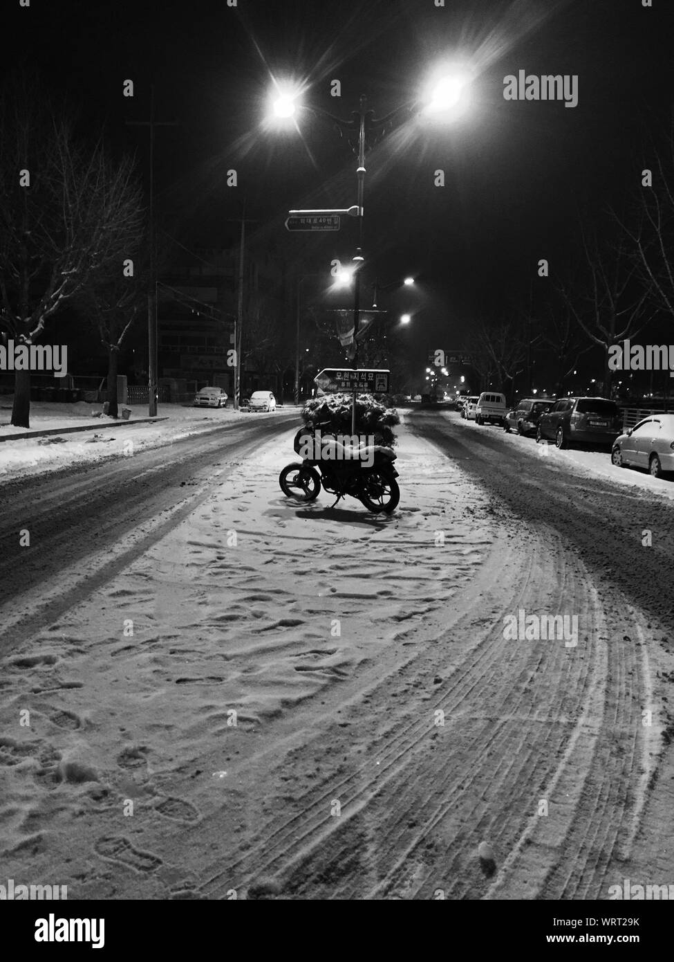 Snowy street at night hi-res stock photography and images - Alamy