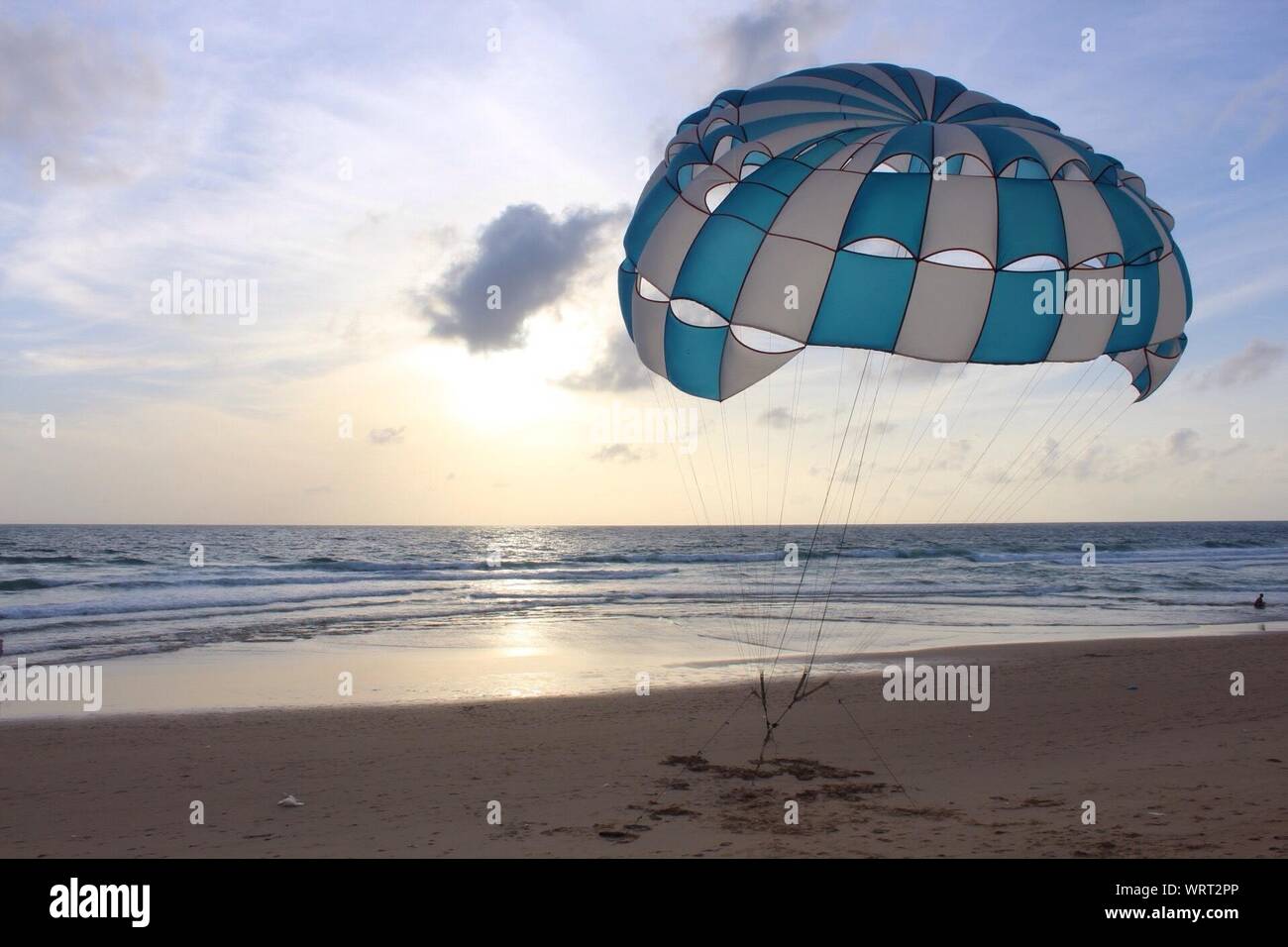 Parachute on beach hi-res stock photography and images - Alamy