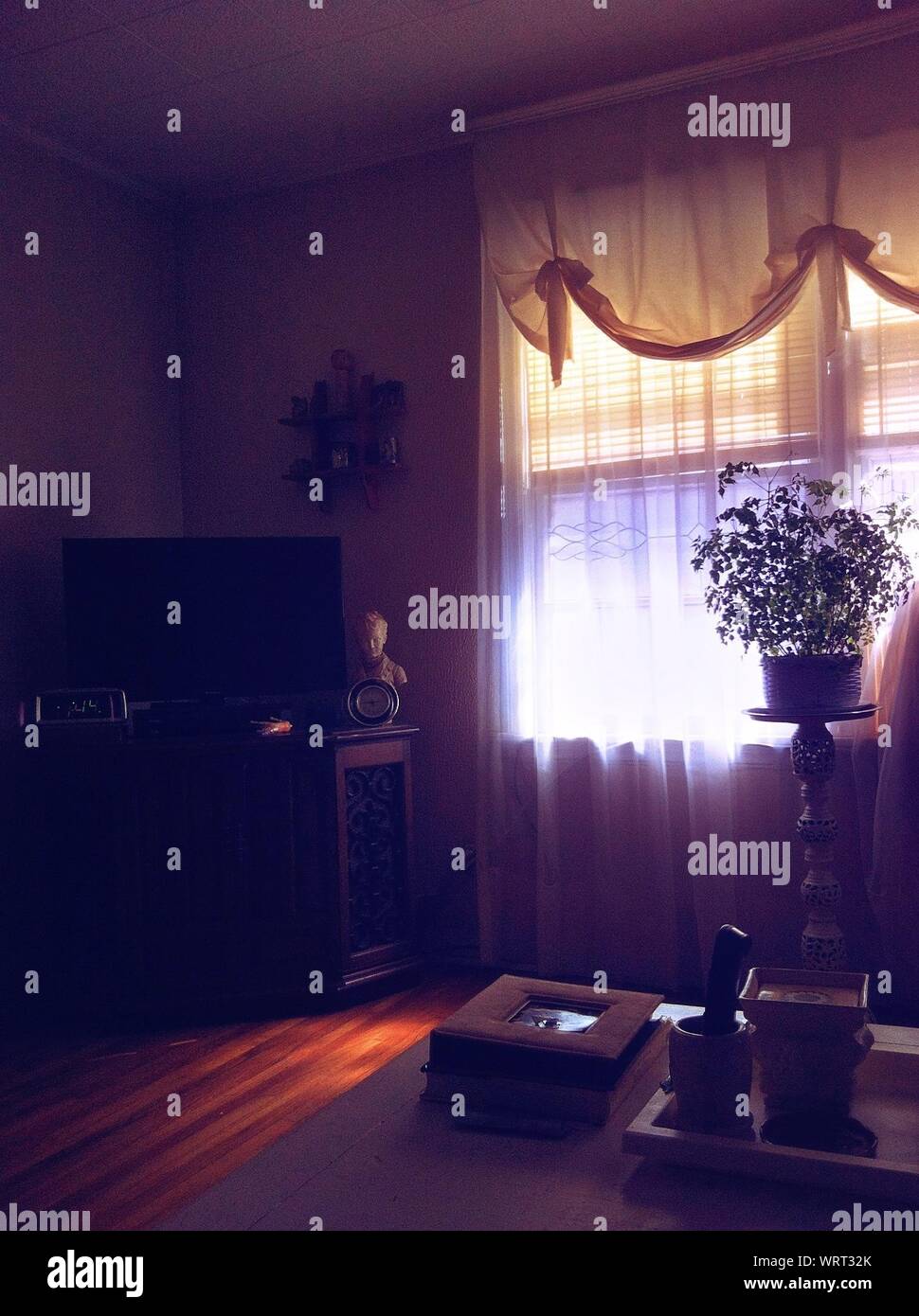 Living room tv set hi-res stock photography and images - Alamy