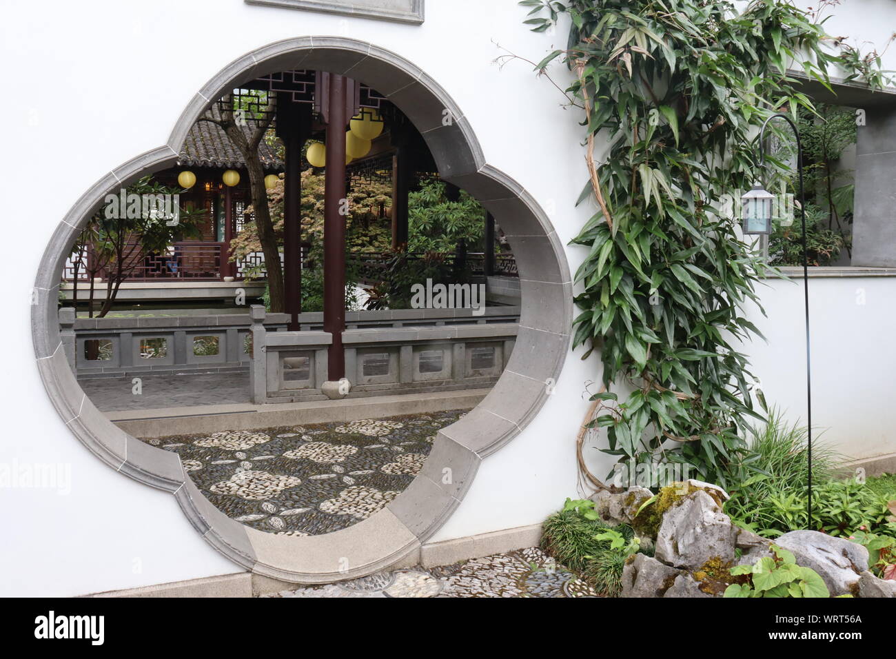 Chinese garden window hi-res stock photography and images - Alamy