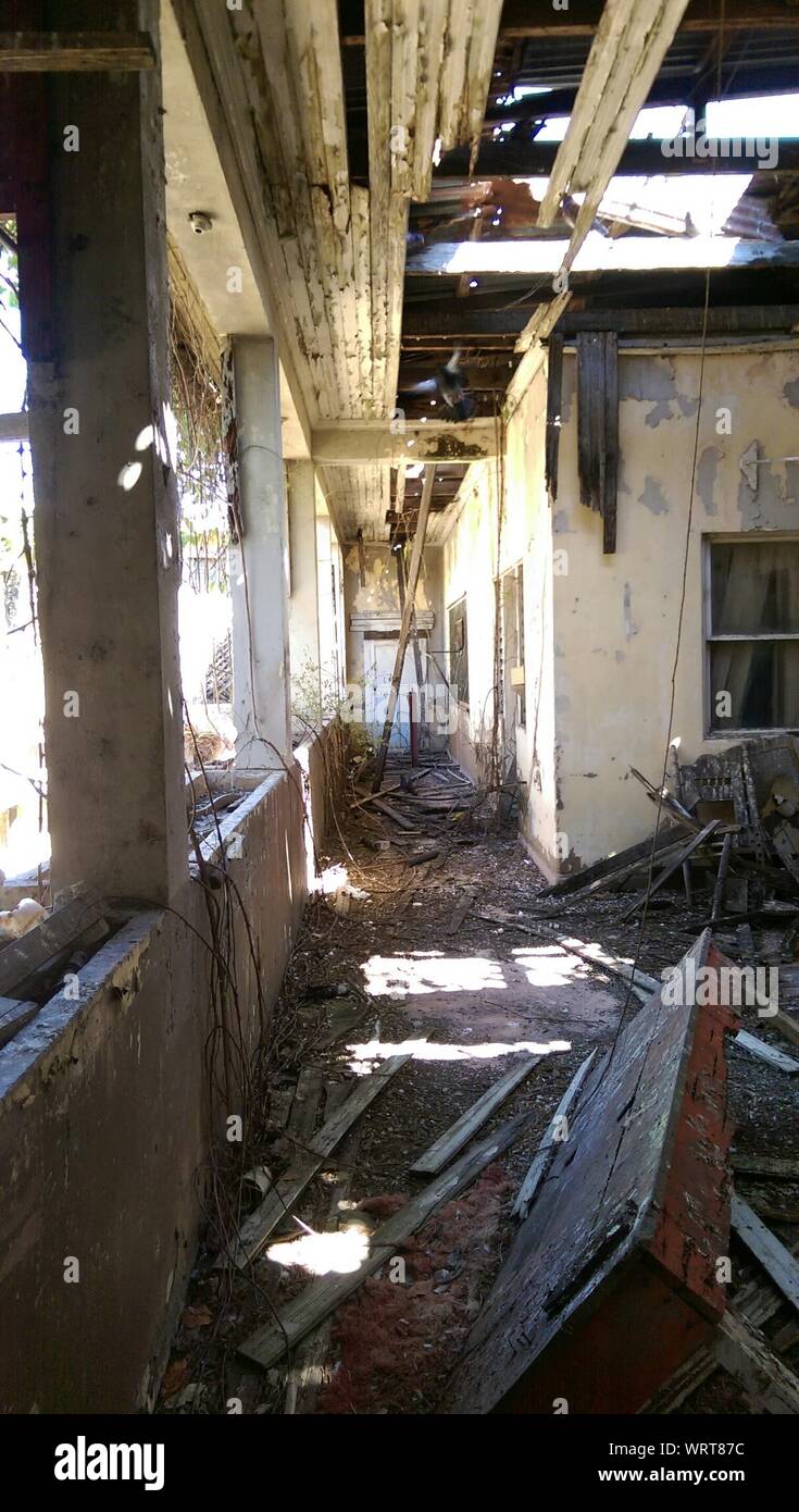 Abandoned corridor hi-res stock photography and images - Alamy