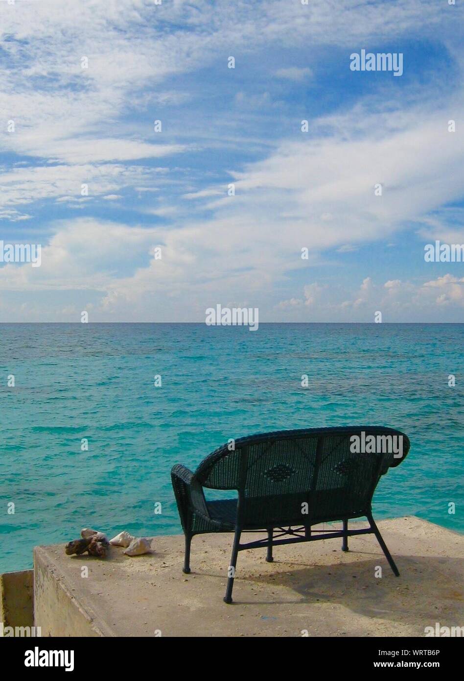 Bench overlooking water hi-res stock photography and images - Alamy