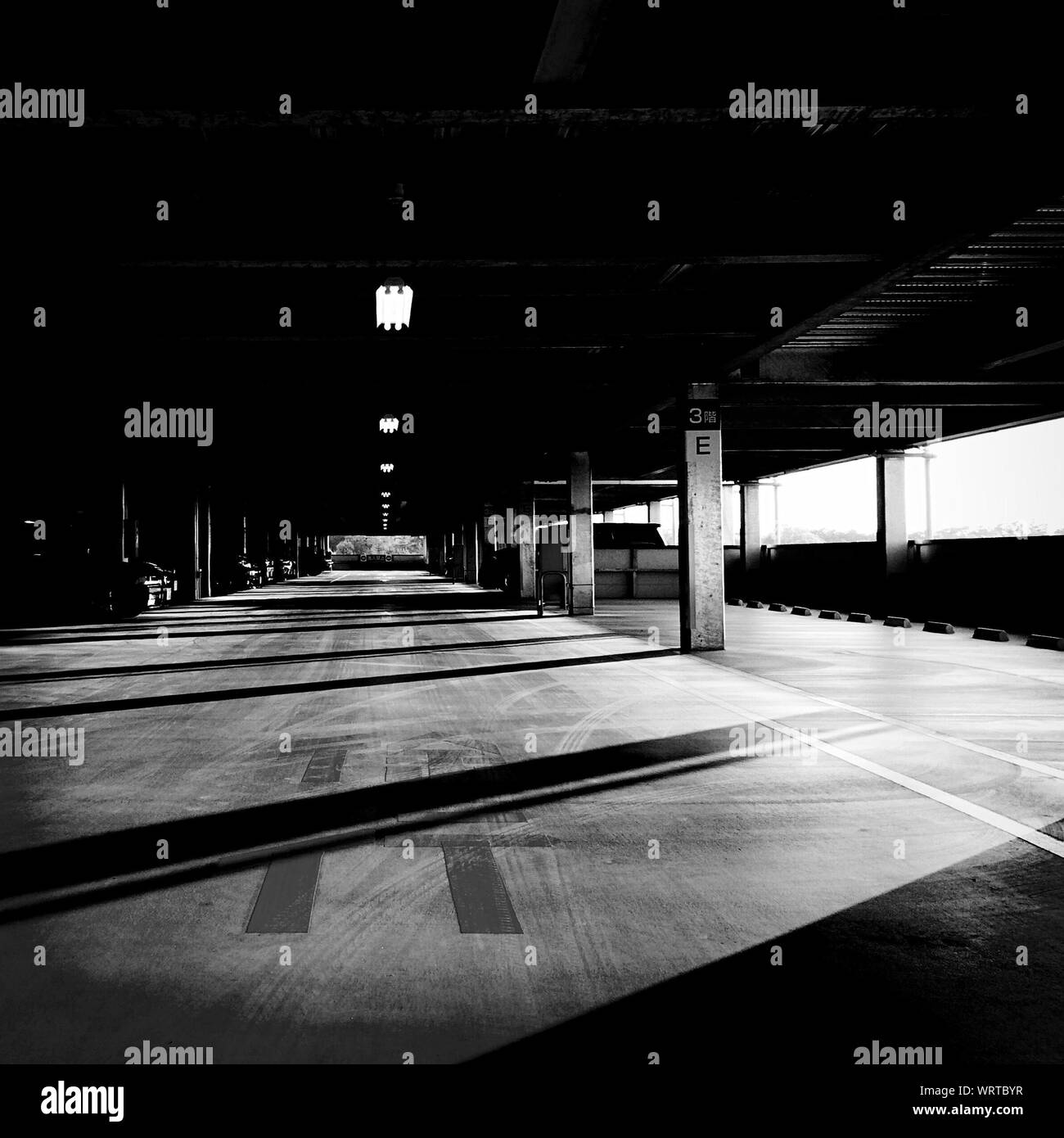 Empty dark street hi-res stock photography and images - Alamy