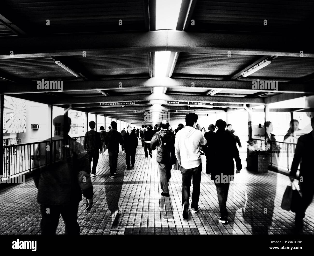 People pedestrian bridge hi-res stock photography and images - Alamy