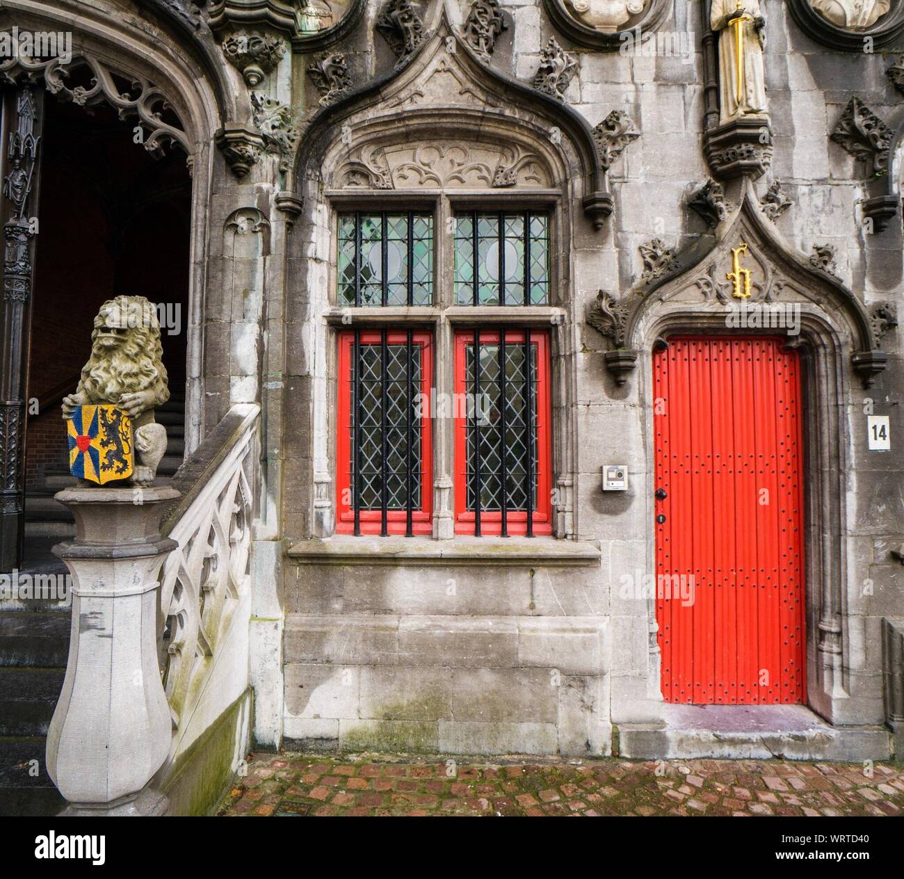 Lion statue red door hi-res stock photography and images - Alamy