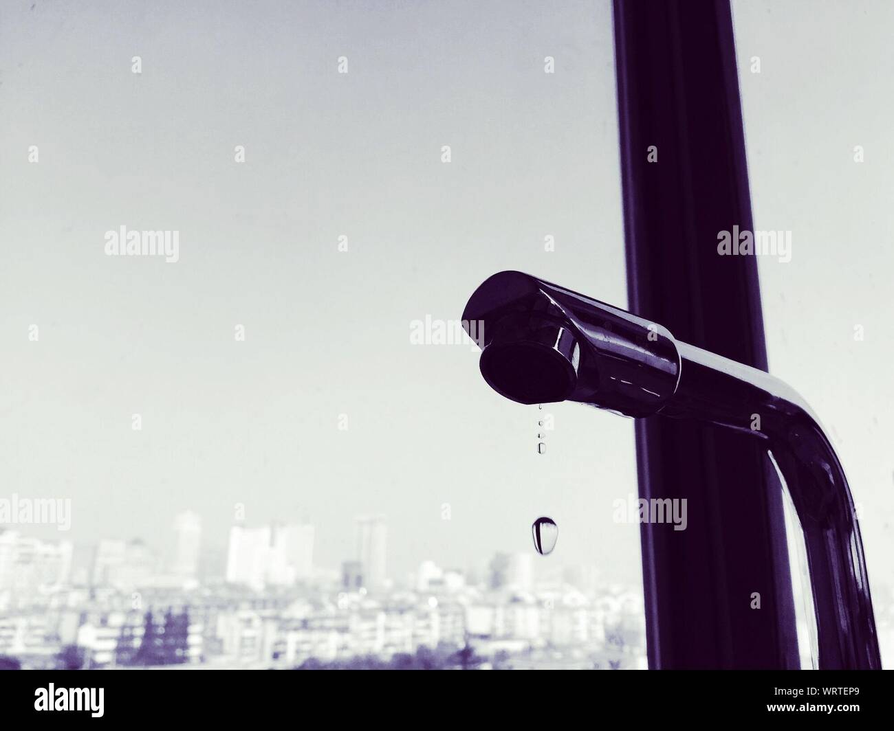 Water dripping window hi-res stock photography and images - Alamy