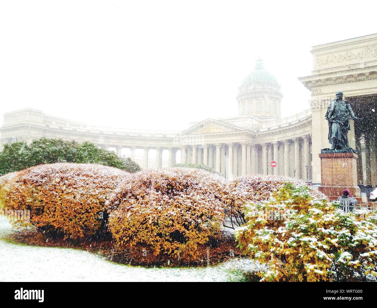 Snowy building hi-res stock photography and images - Alamy