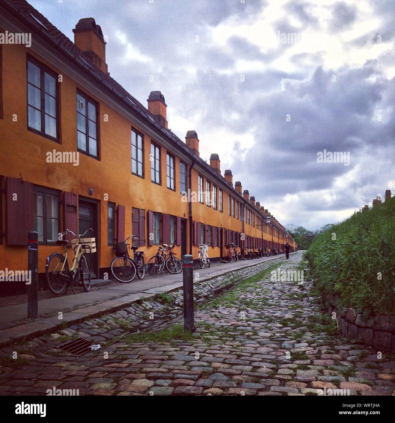 Long building hi-res stock photography and images - Alamy