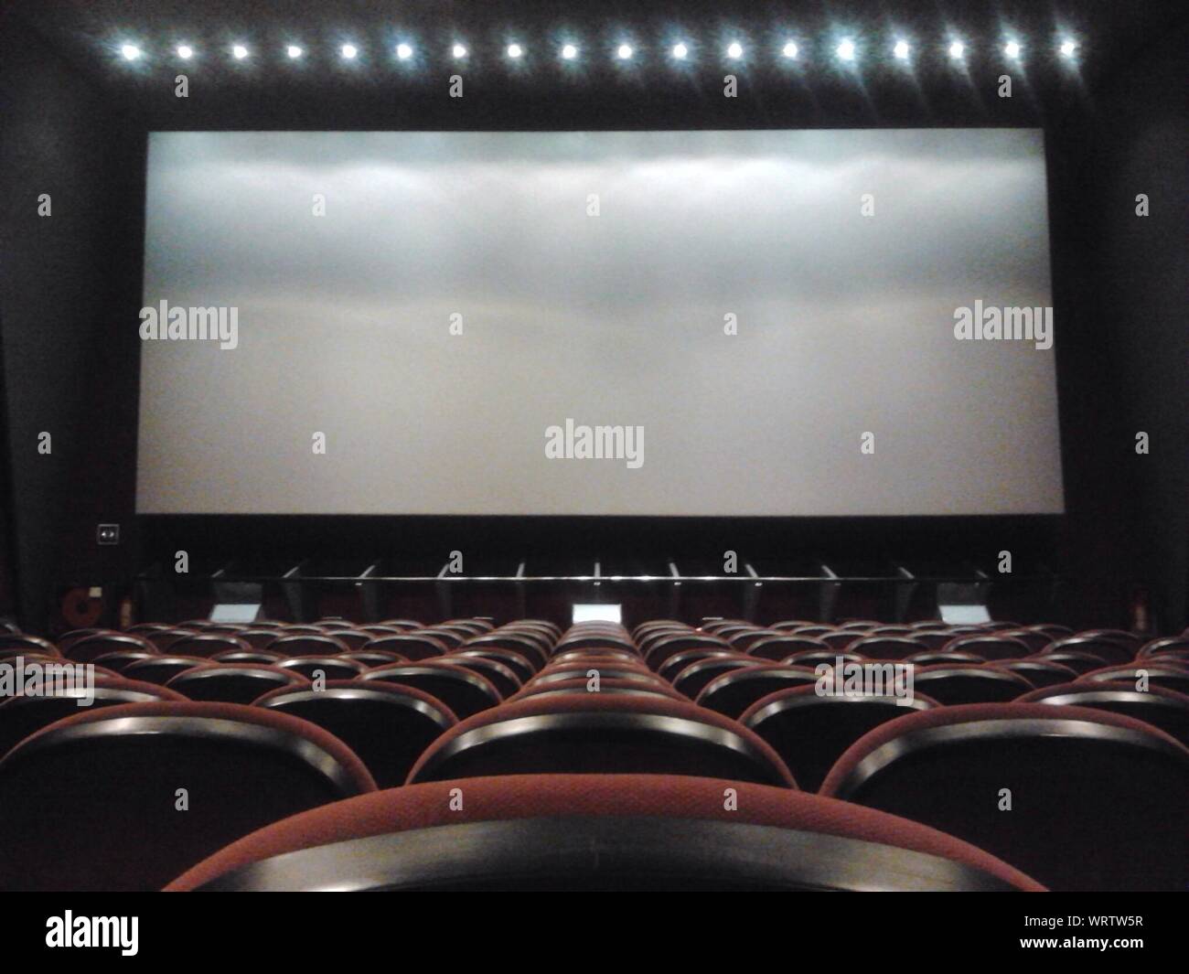 Cinema screen and audience hi-res stock photography and images - Alamy