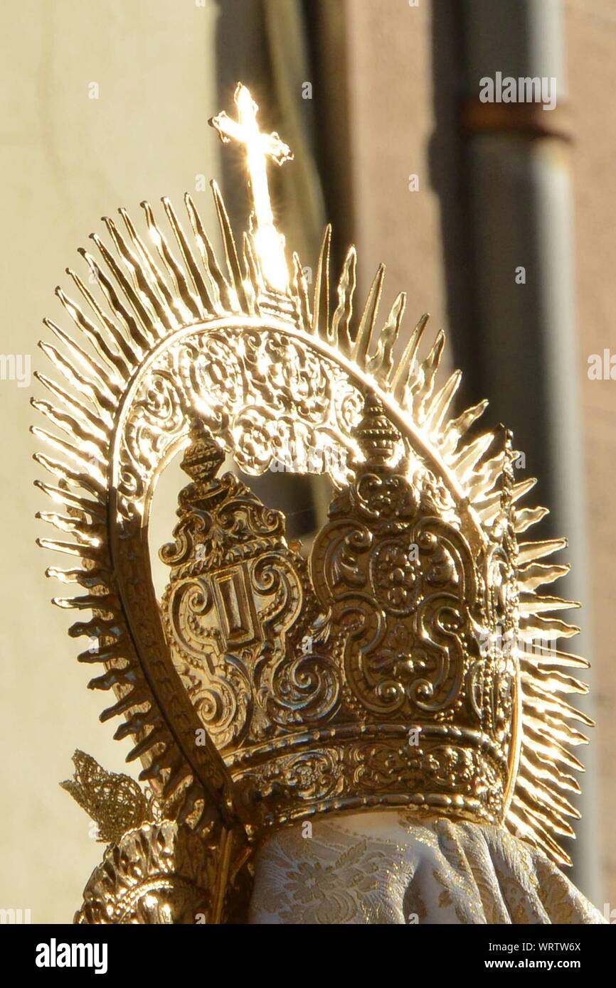Cross and crown hi-res stock photography and images - Alamy