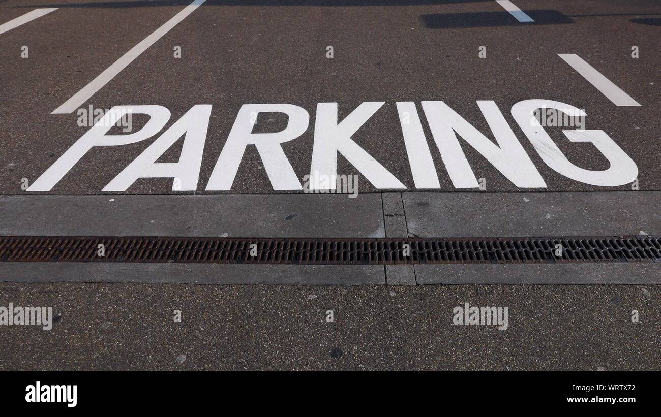 Angle street parking hi-res stock photography and images - Alamy