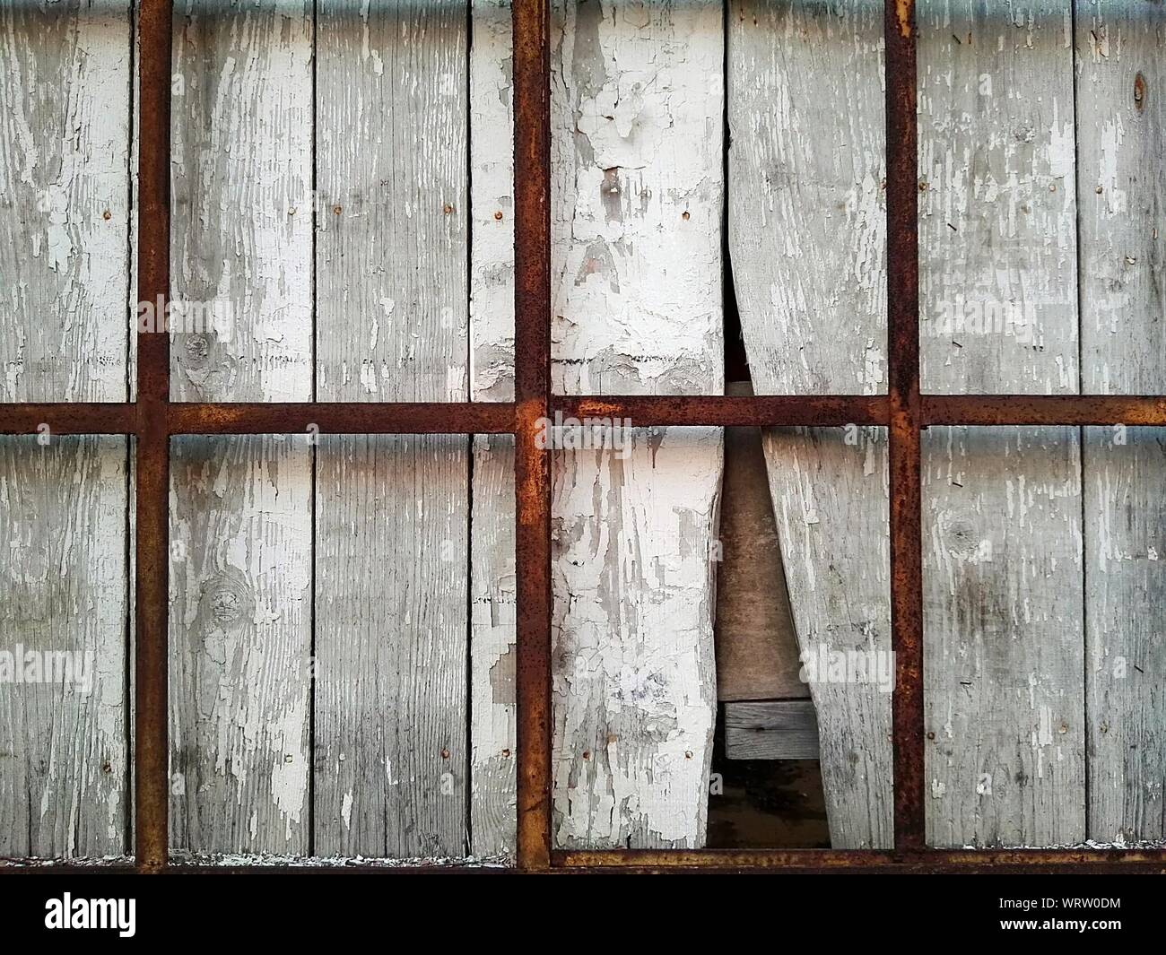 Broken window old building abandoned hi-res stock photography and ...