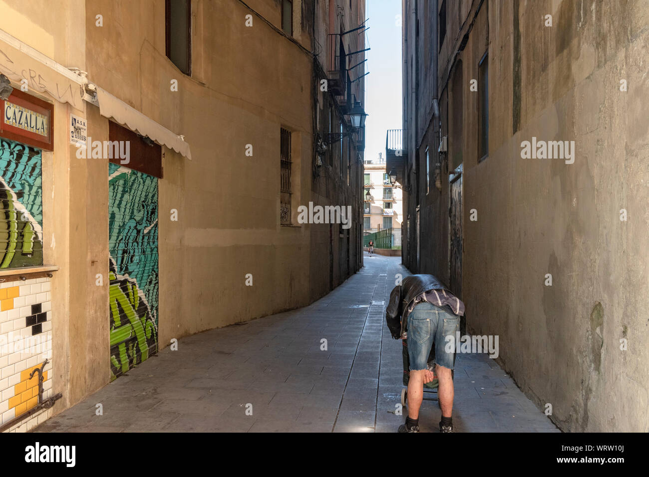 Travel Authentic man's homeless lifestyle in alley looking in his cart ...