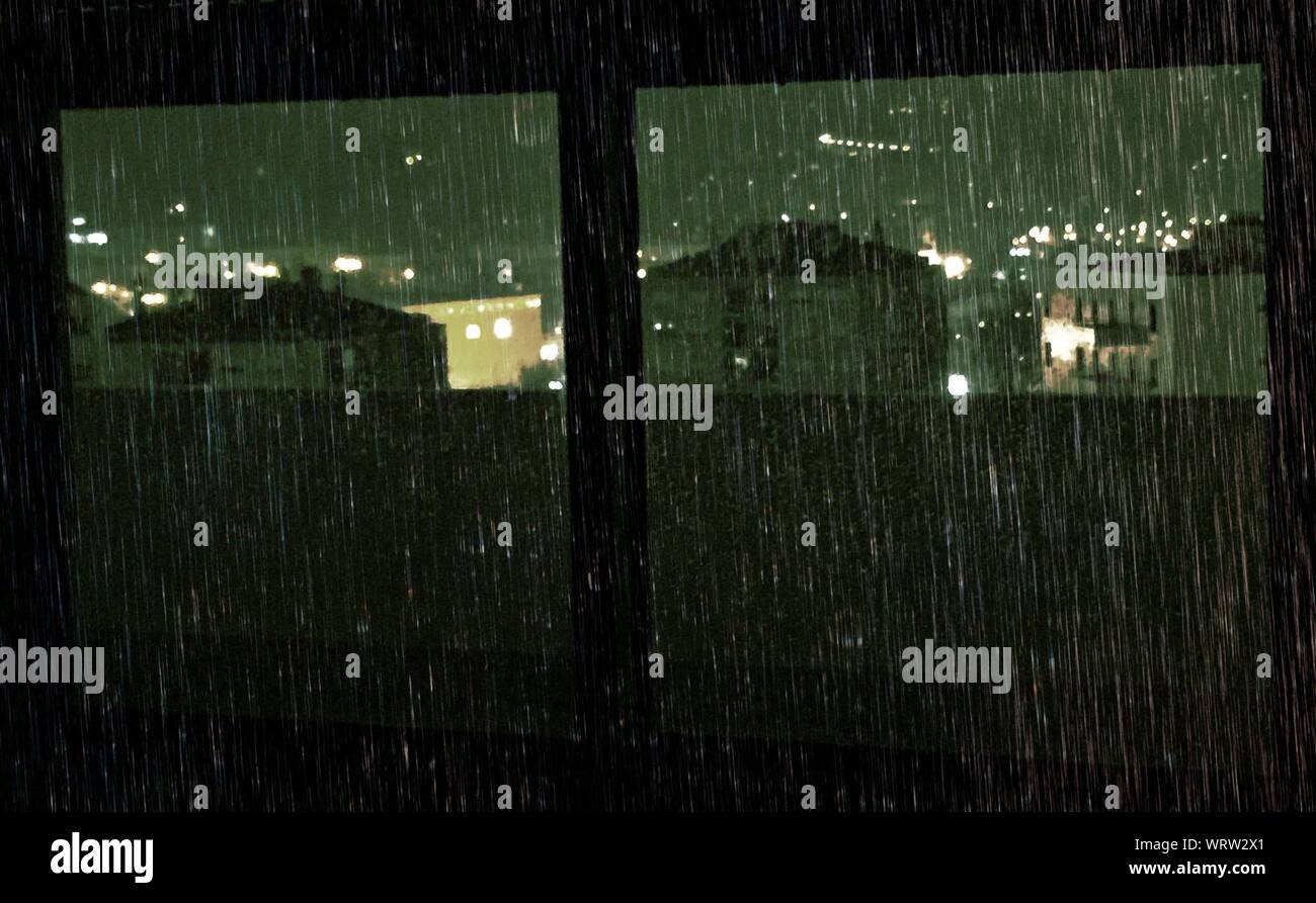 Very heavy rainfall hi-res stock photography and images - Alamy