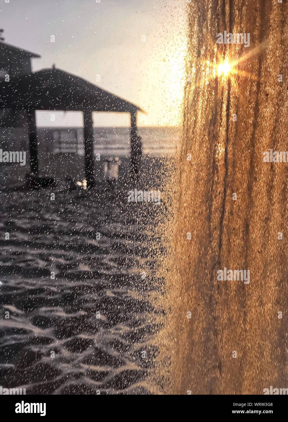 Sand falling hi-res stock photography and images - Alamy