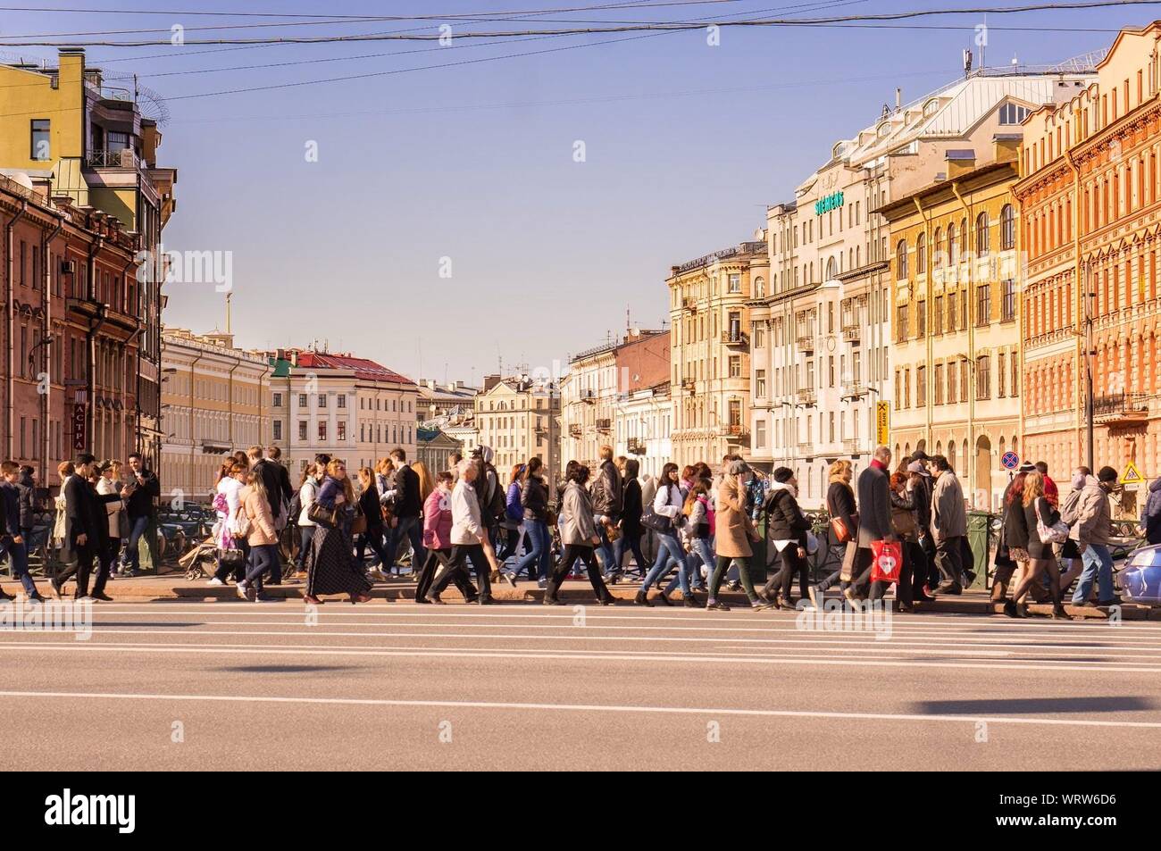 Crowd walking in shadow hi-res stock photography and images - Alamy