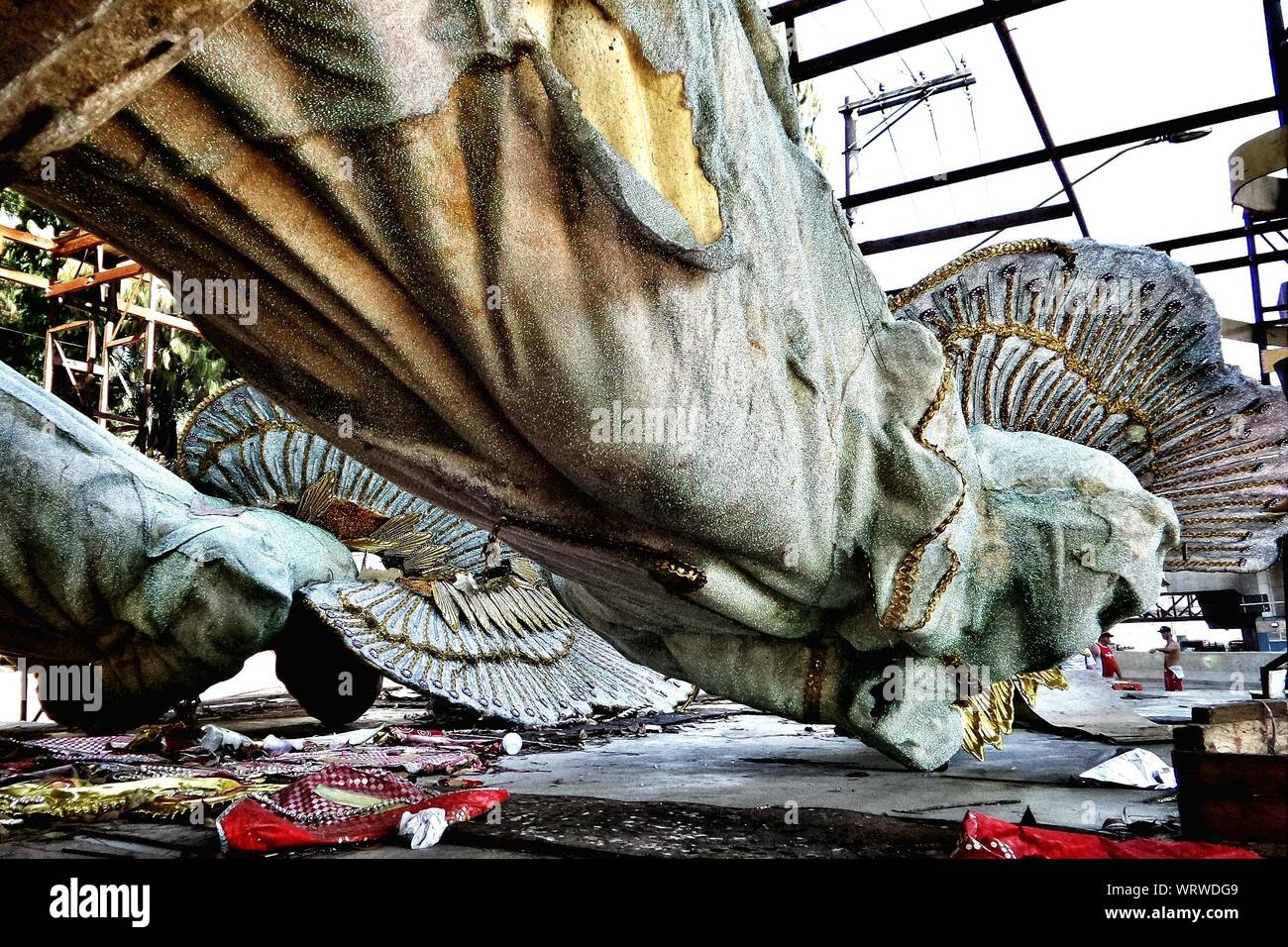 Fallen statue hi-res stock photography and images - Alamy