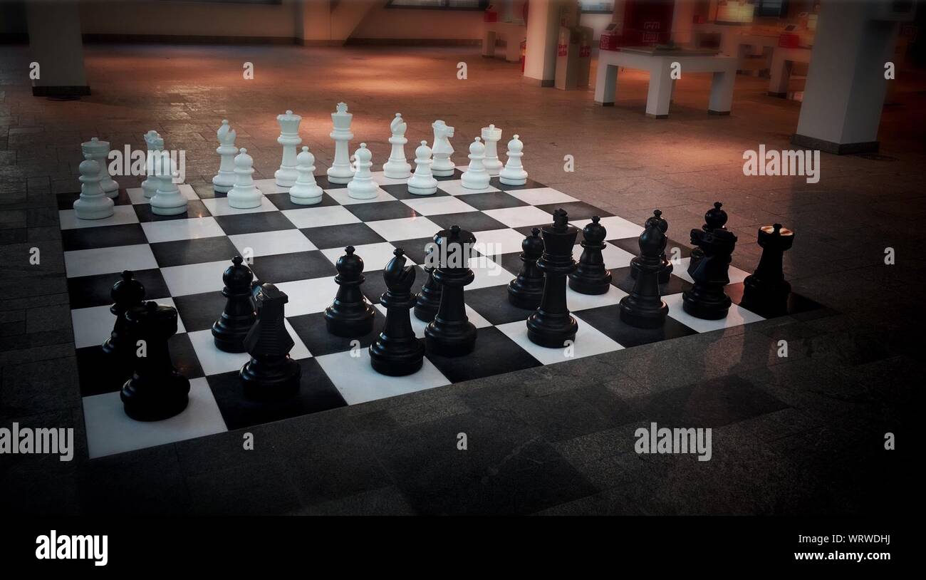 Floor chess board hi-res stock photography and images - Alamy