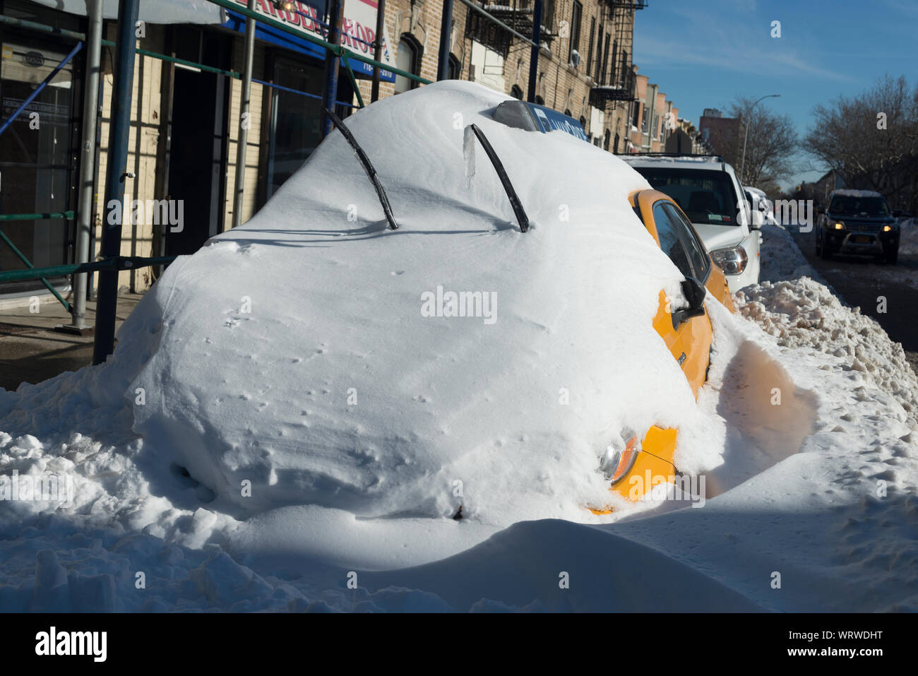 Nyc snow off car hi-res stock photography and images - Alamy