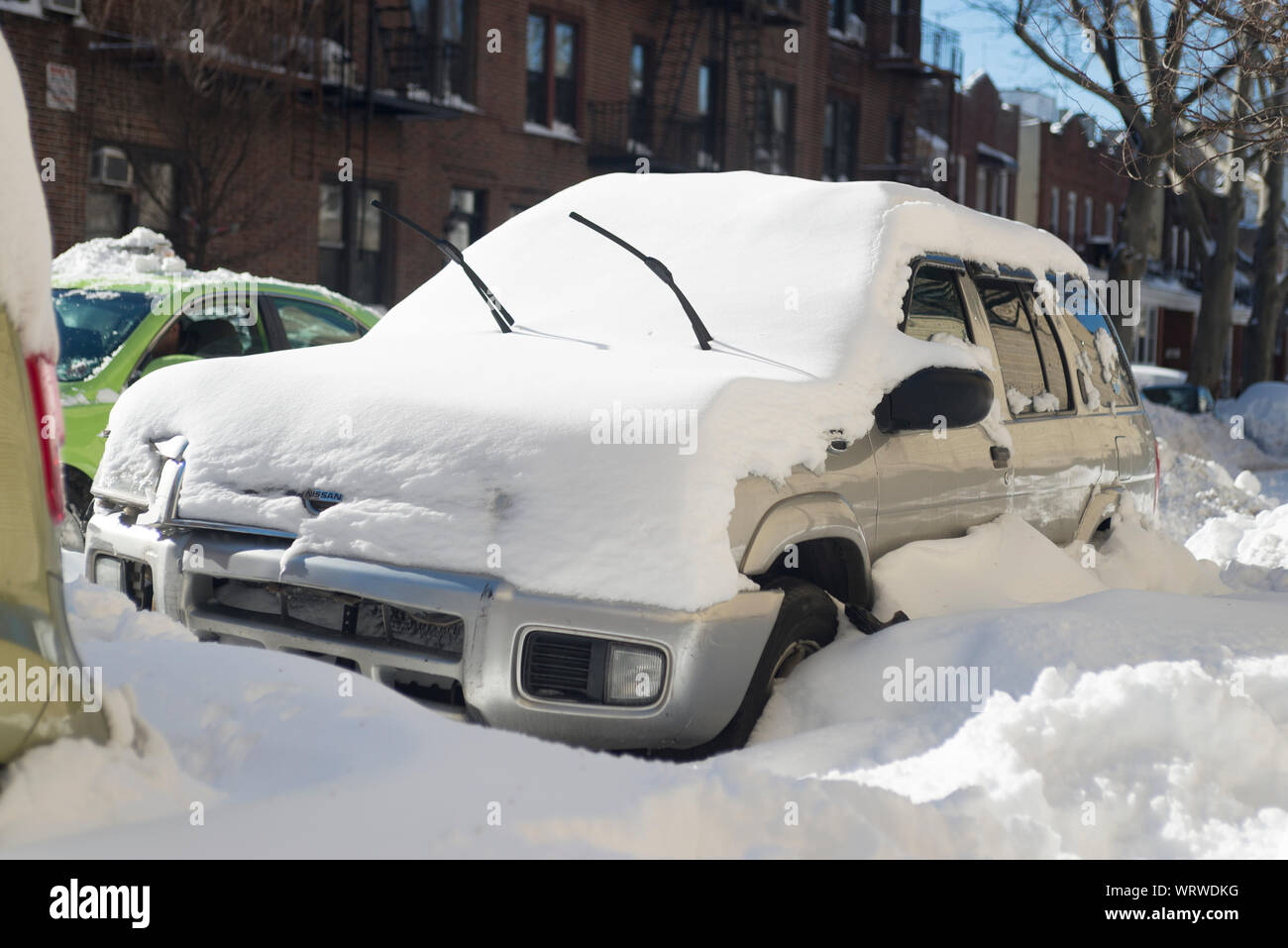 Car in deep snow hi-res stock photography and images - Alamy