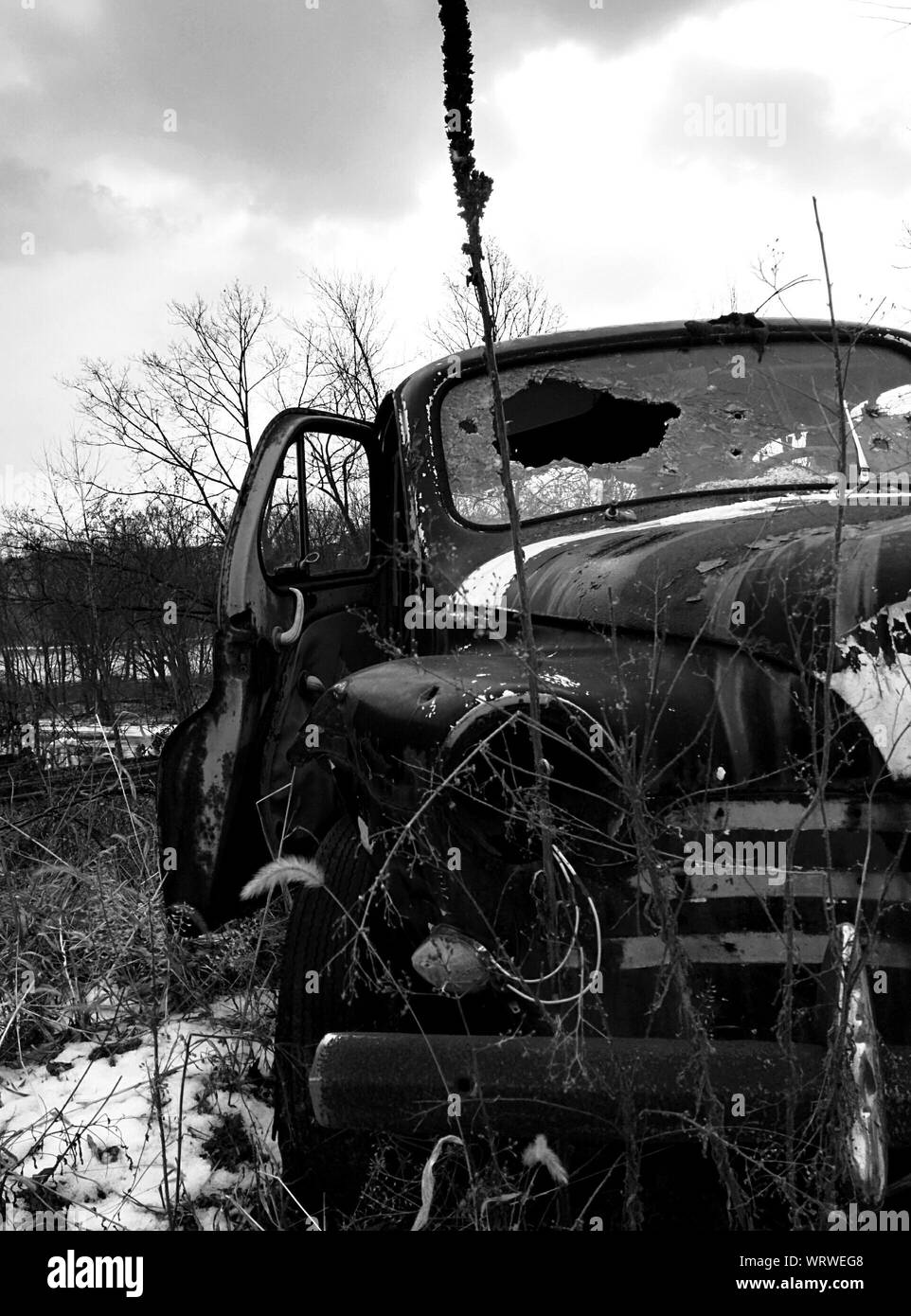 Old broken car hi-res stock photography and images - Alamy