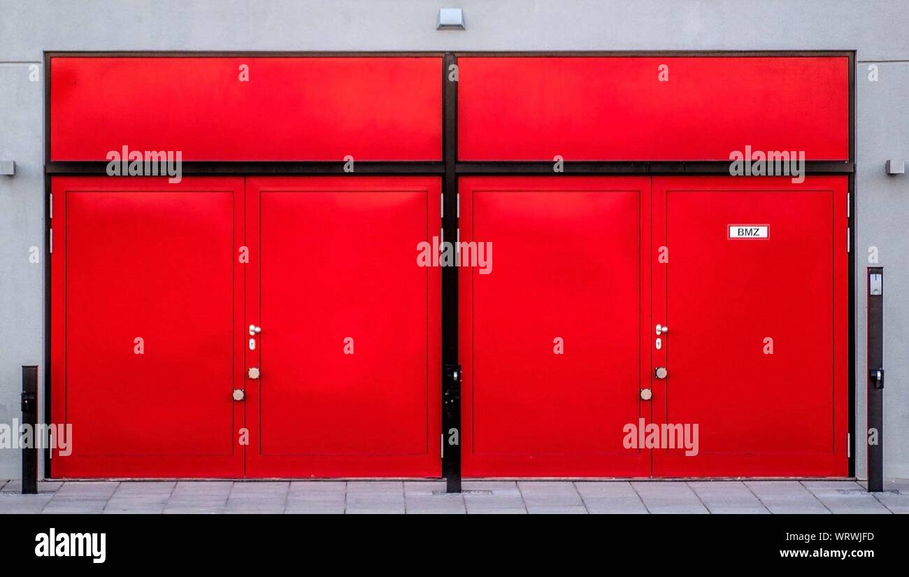 Red closed hi-res stock photography and images - Alamy