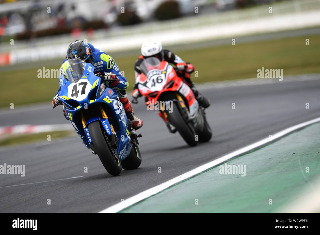 Wayne Maxwell steams ahead of Mike Jones' Ducati in Race 1 of the ...