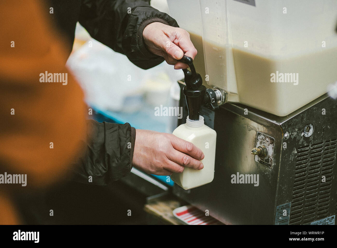 Bottle filling hi-res stock photography and images - Alamy
