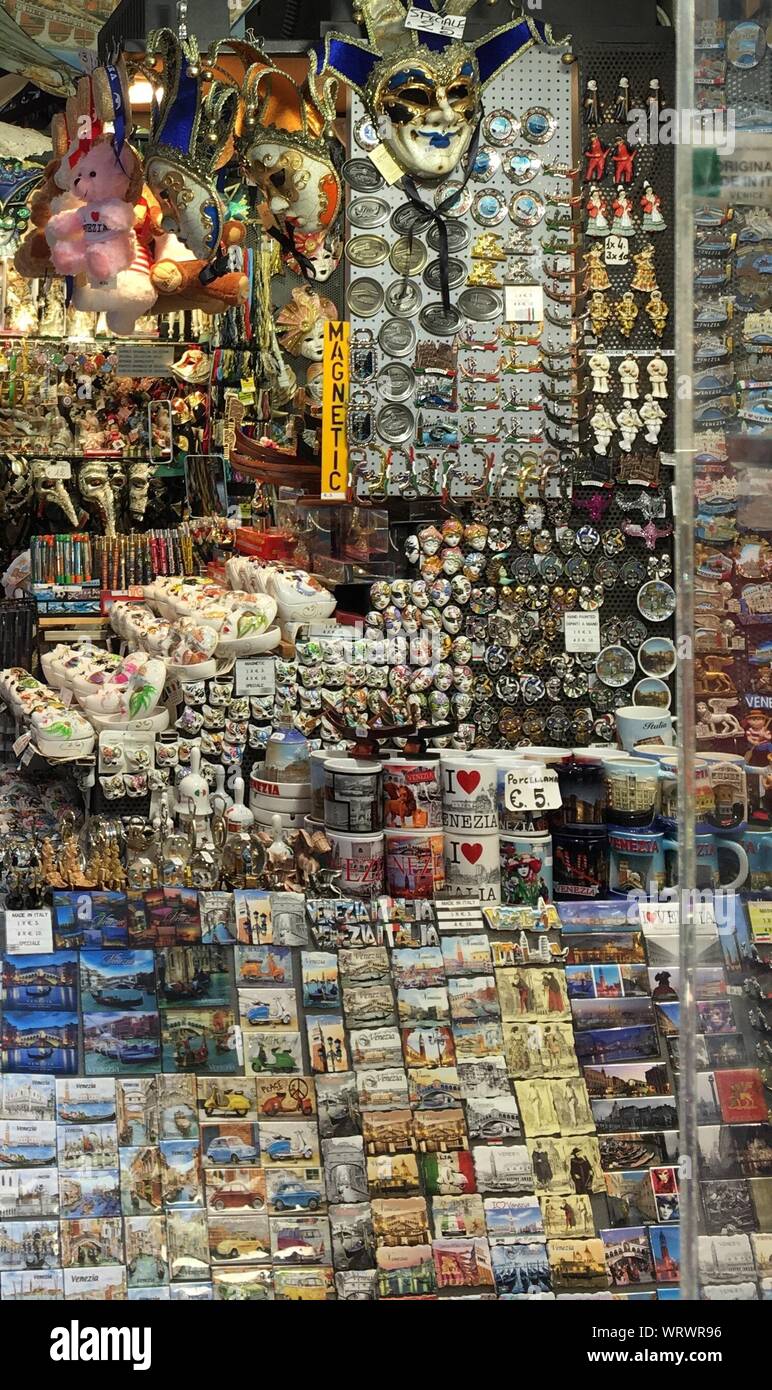 Magnet store hi-res stock photography and images - Alamy