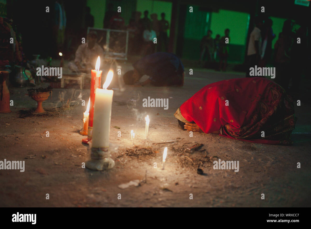 Temple people worshipping hi-res stock photography and images - Alamy