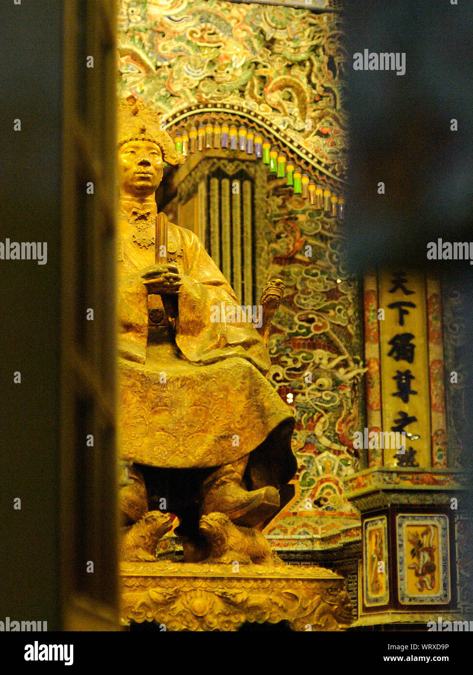 Statue in window hi-res stock photography and images - Alamy