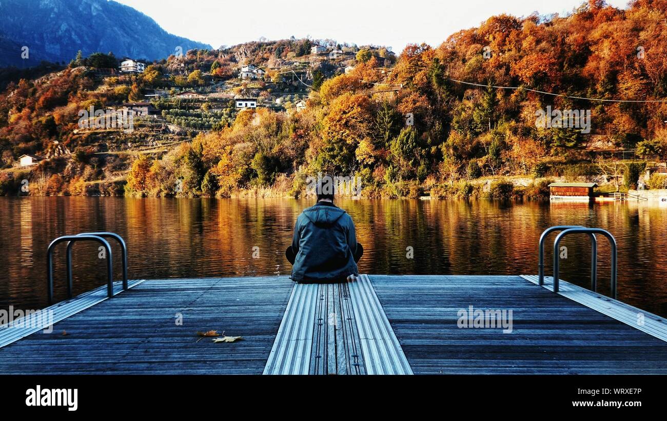 Man sitting jetty looking lake hi-res stock photography and images - Alamy