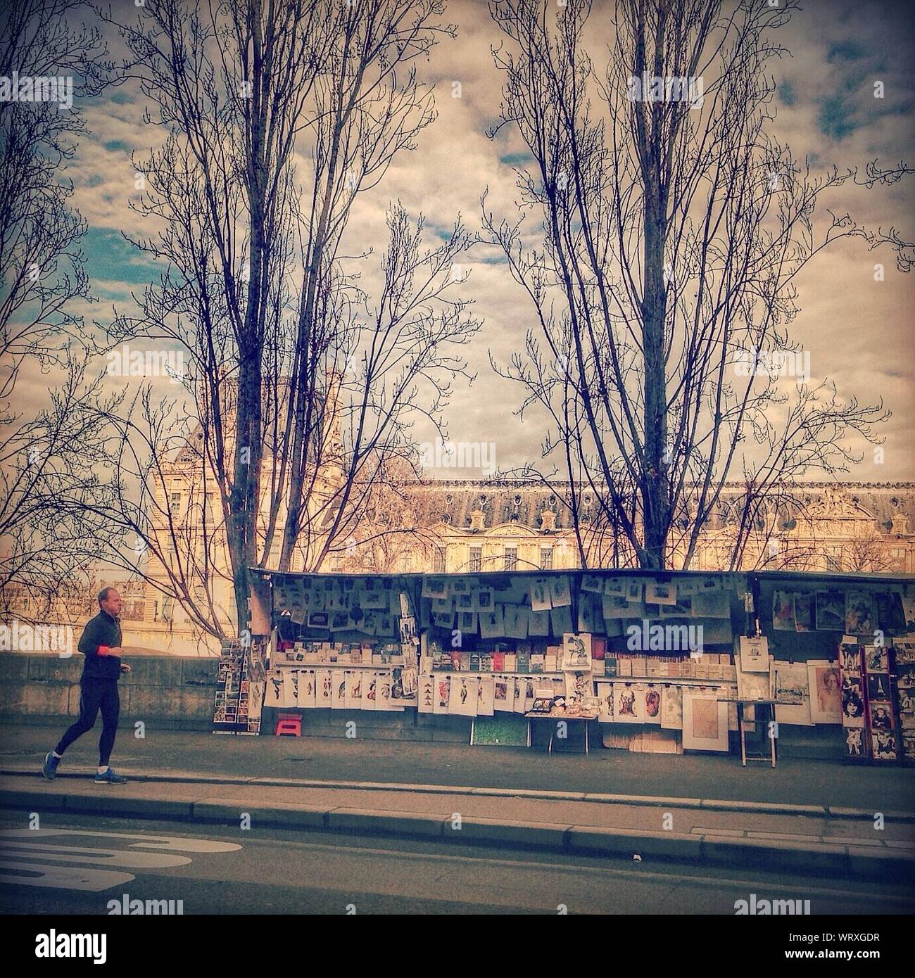 Man hanging on side of building hi-res stock photography and images - Alamy
