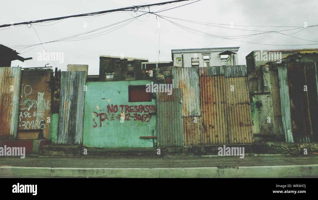 Footpath slums hi-res stock photography and images - Alamy